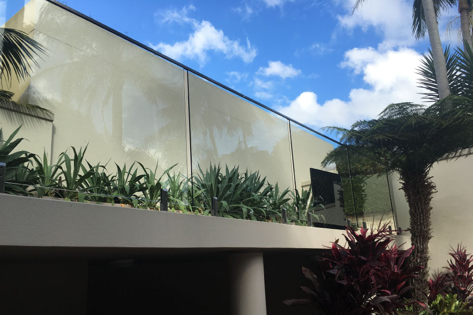 News - Stylish Glass Railing for Pool Areas - Enhance Safety and Aesthetics